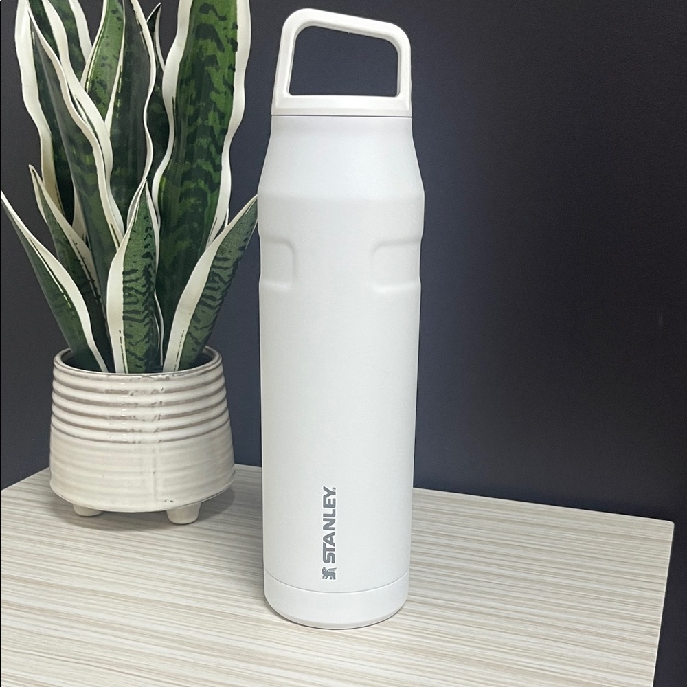 Stanley Classic White Bottle With Handle!! Nwot!! Bra… - Gem